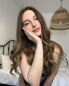 Anny Walker: Net Worth, Bio & Career Insights - ProfilesBus